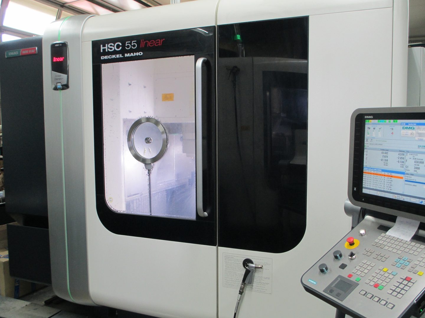 Efa nampiasaina DMG Deckel Vidio ny HSC 55 linear 5-axis