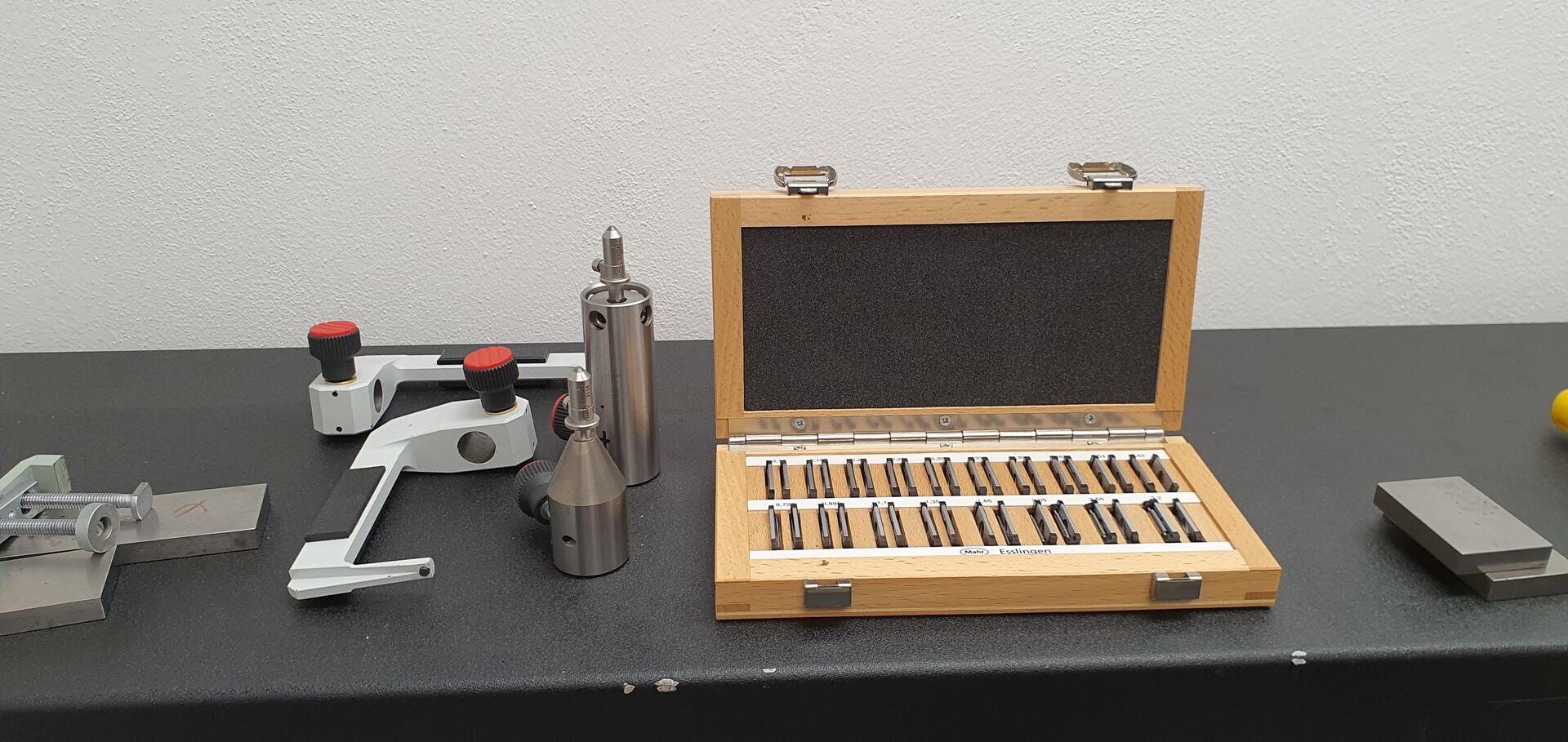 MAHR 828 CIM -500 Precision Universal Length Measuring Machine | Asset ...